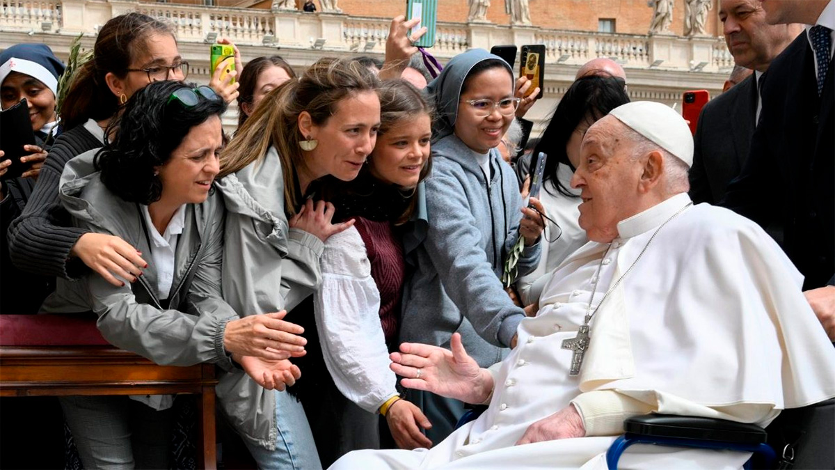 El Papa Francisco reaparece en silla de ruedas y sin oxígeno durante ... El Papa Francisco reaparece en silla de ruedas y sin oxígeno durante ...